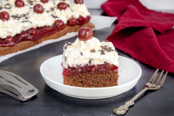 Schwarzwälder Kirschtorte vom Blech | Rezept - eat.de
