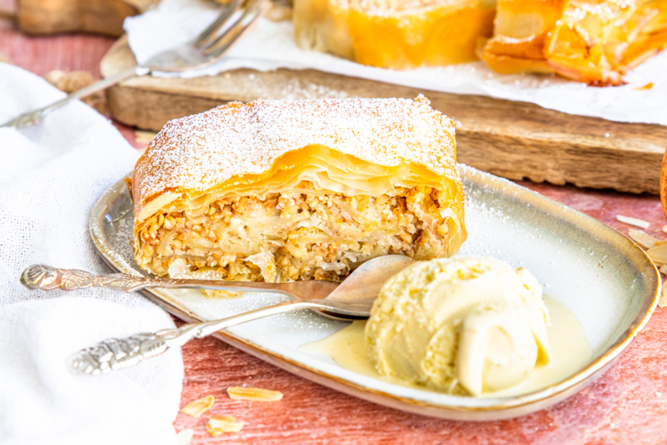 Apfelstrudel aus fertigem Strudelteig | Rezept- eat.de