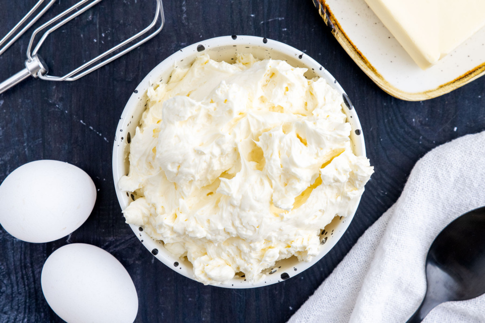 Fondanttaugliche Swiss Meringue Buttercreme | Rezept - eat.de