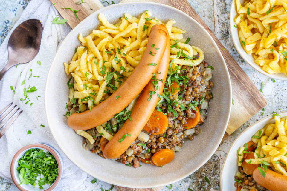 Linsen mit Spätzle und Saitenwürstchen | Rezept - eat.de