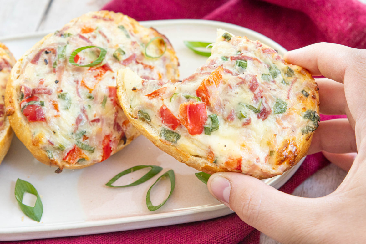 Pizzabrötchen mit Schmand | Rezept - eat.de