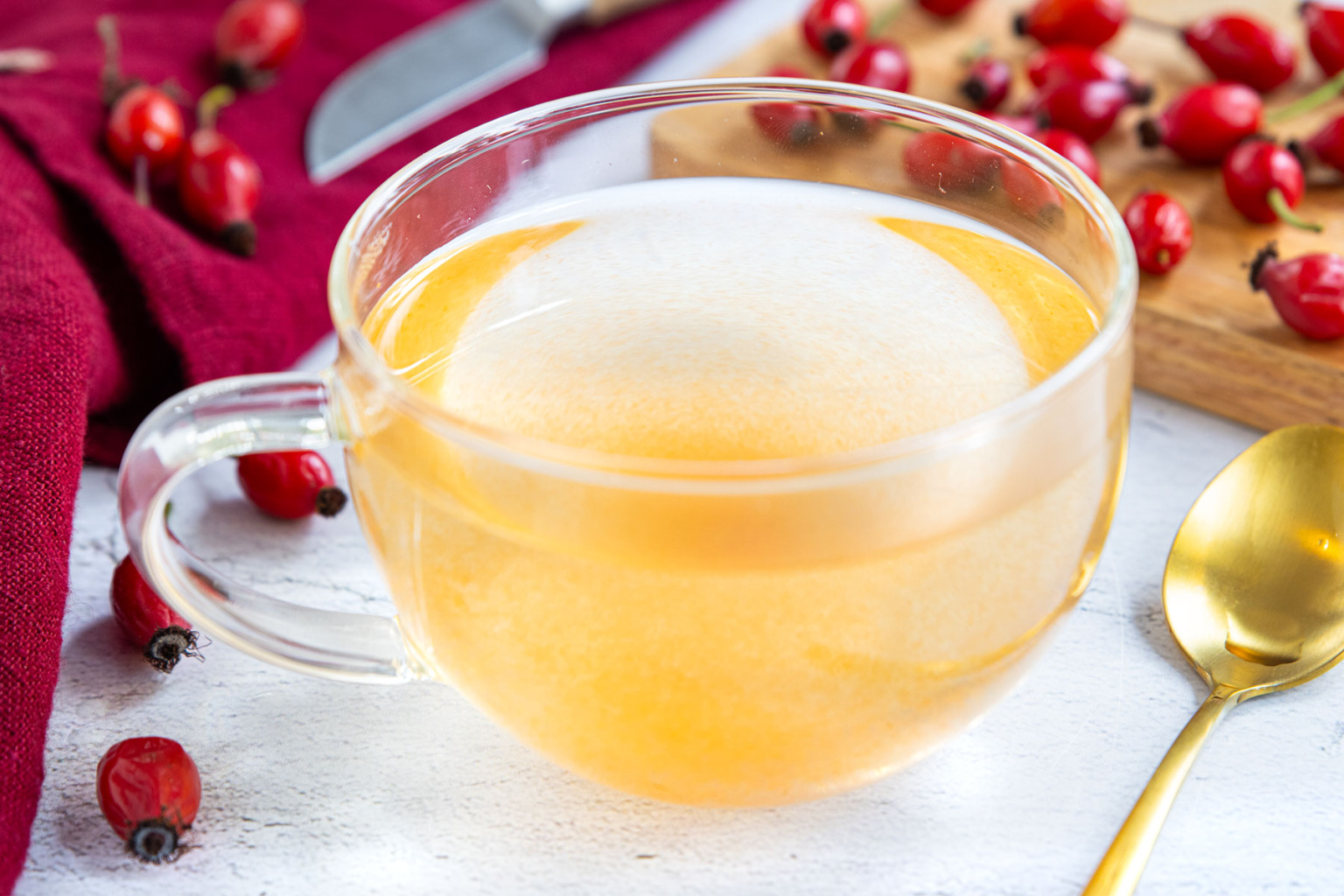 Hagebutten-Tee | Rezept - eat.de