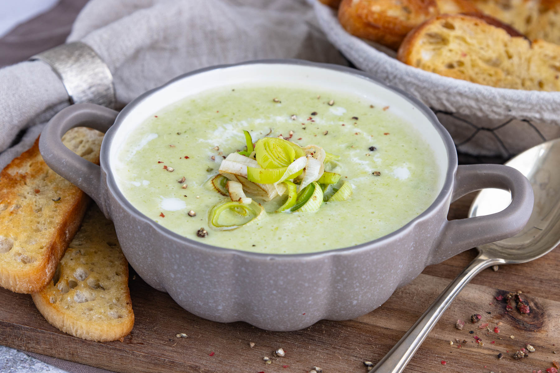 Schnelle Bärlauchsuppe ohne Kartoffeln | Rezept - eat.de