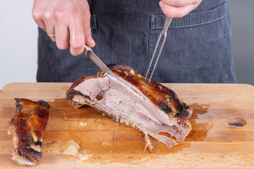 Gänsebrust mit Knochen aus dem Ofen