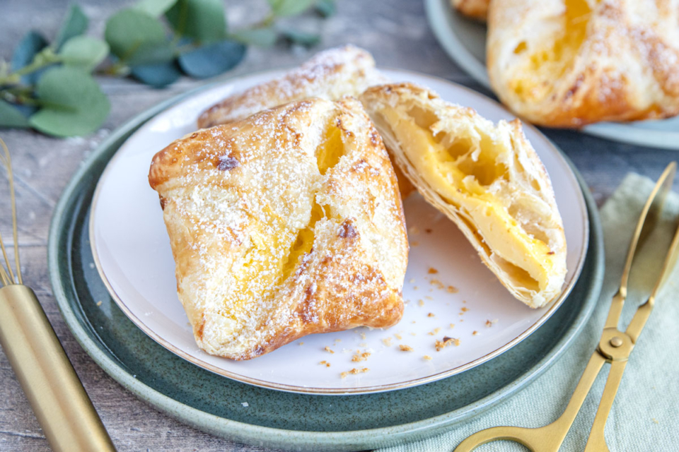 Quarktaschen mit Blätterteig | Rezept - eat.de