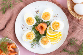 Gefüllte Eier mit Lachs
