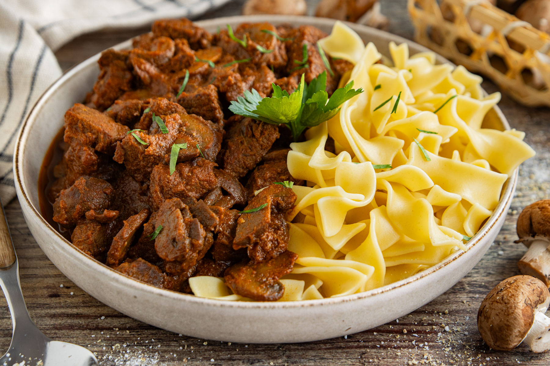 Gulasch mit Pilzen | Rezept