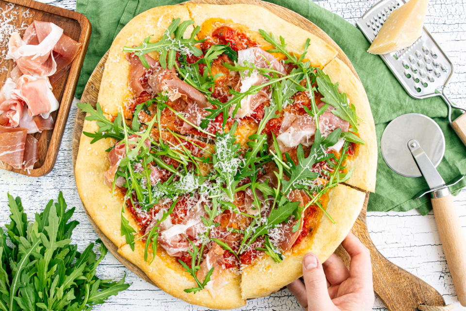 Pizza Parma mit Parmaschinken und Rucola | Rezept - eat.de