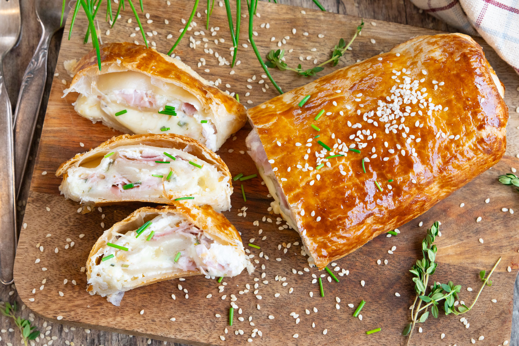 Blätterteig-Strudel mit Schinken und Käse | Rezept