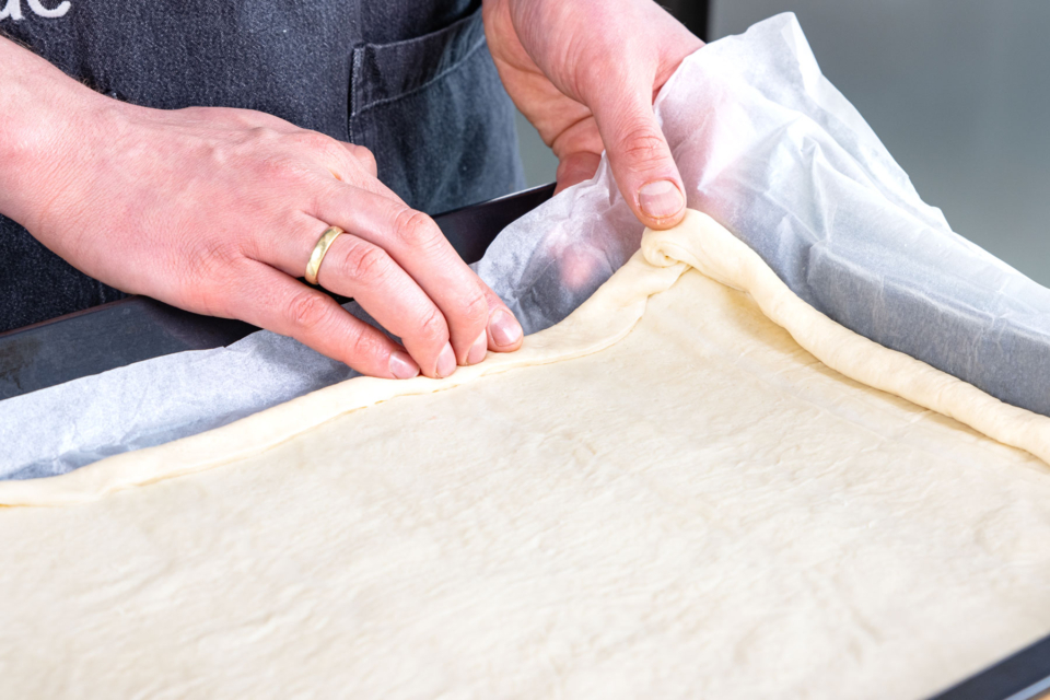 Zwiebelkuchen mit Fertigteig: schnell & einfach | Rezept