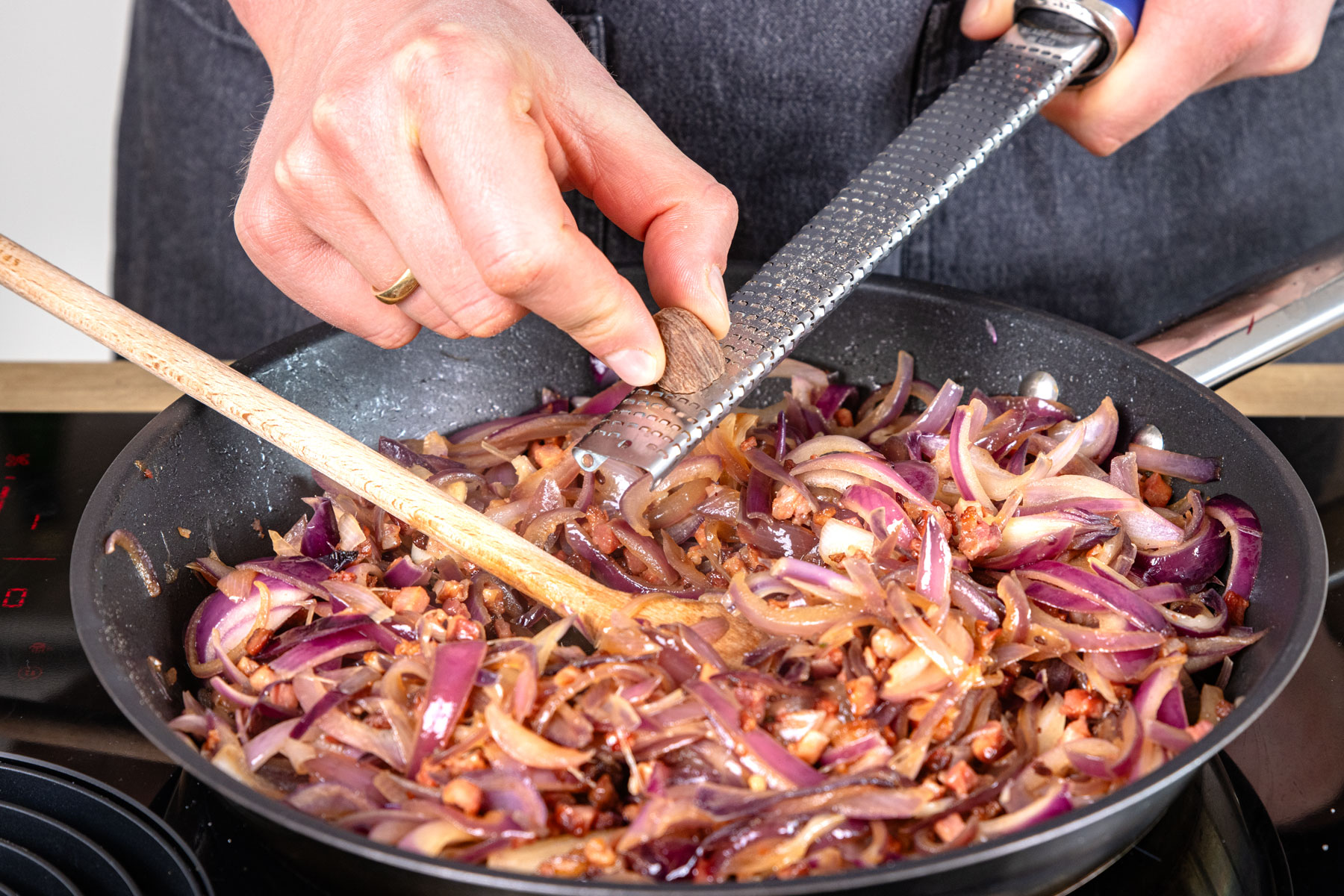 Zwiebelkuchen mit Fertigteig: schnell & einfach | Rezept