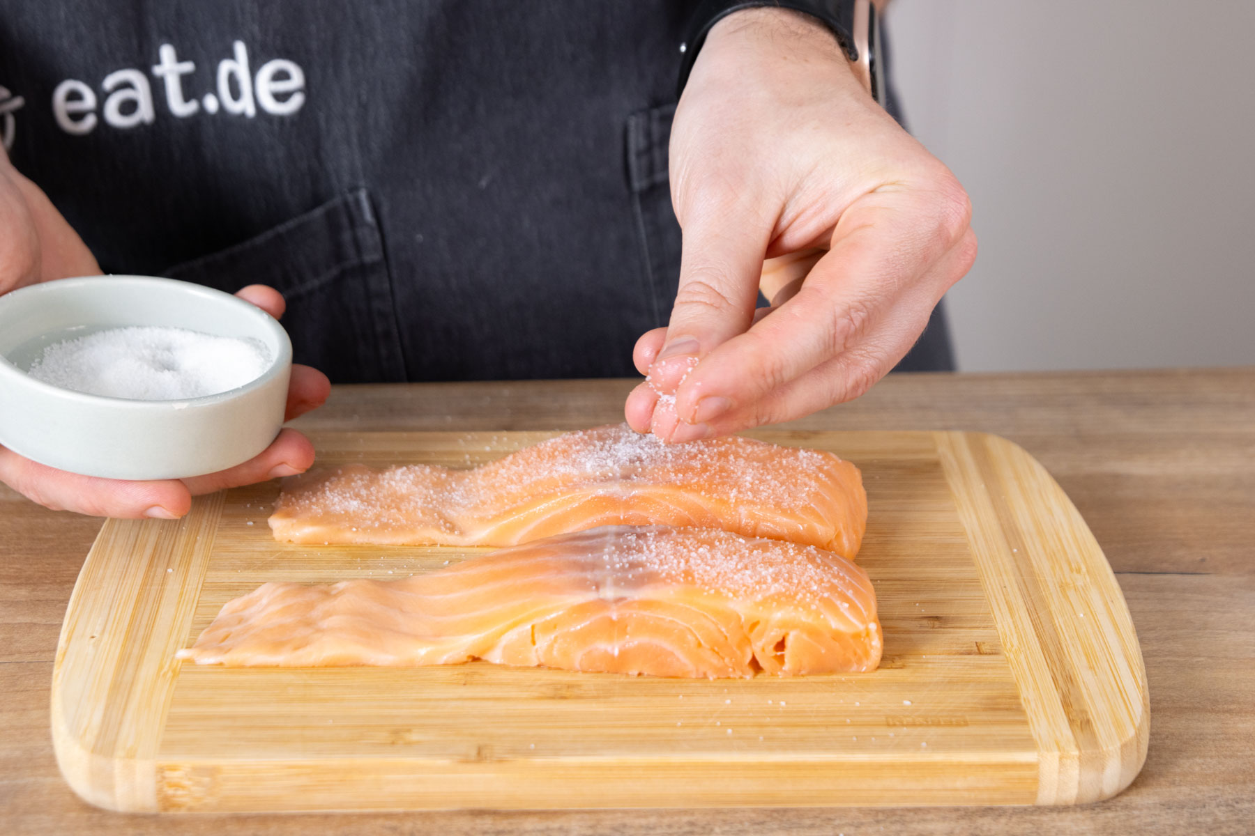 Gebratener Lachs mit Sahnesauce | Rezept