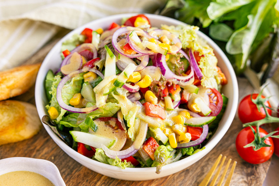 Bunter Salat mit leckerem Dressing | Rezept