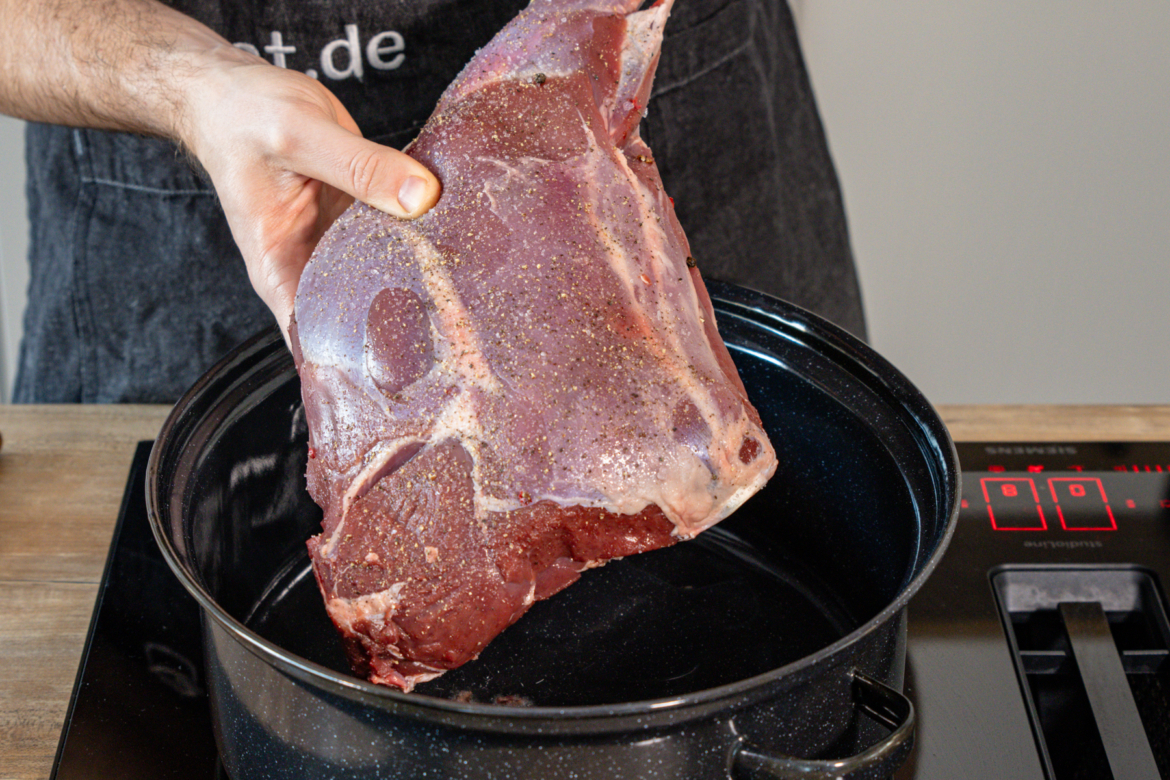 Rehkeule mit Knochen schmoren