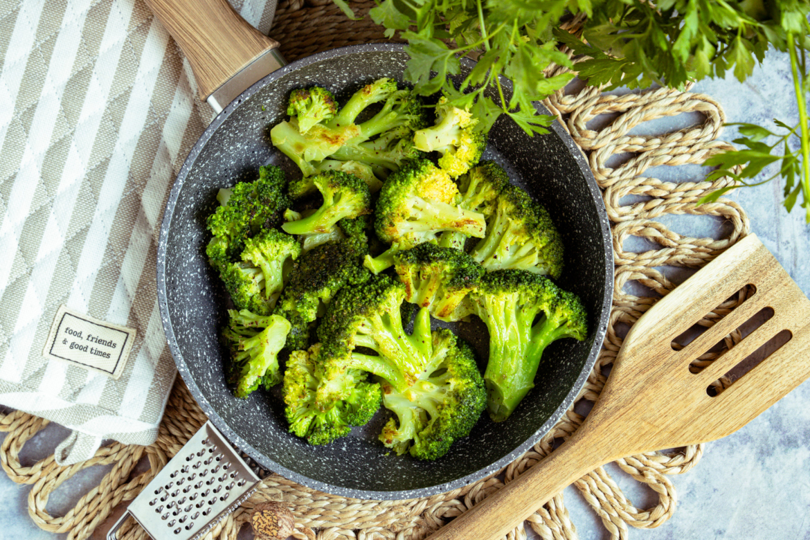 Gefrorenen TK-Brokkoli in der Pfanne zubereiten