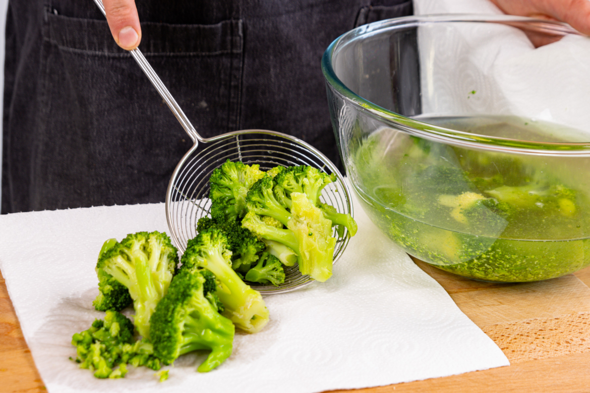 Gefrorenen TK-Brokkoli in der Pfanne zubereiten