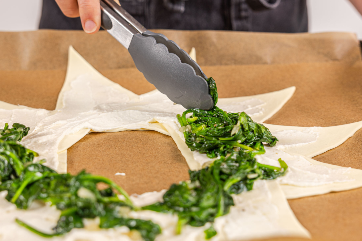 Blätterteig-Kranz mit Lachs und Spinat