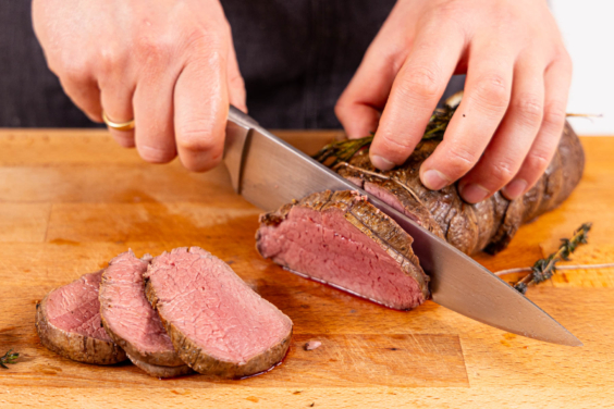 Zarte Rinderlende aus dem Ofen perfekt gegart