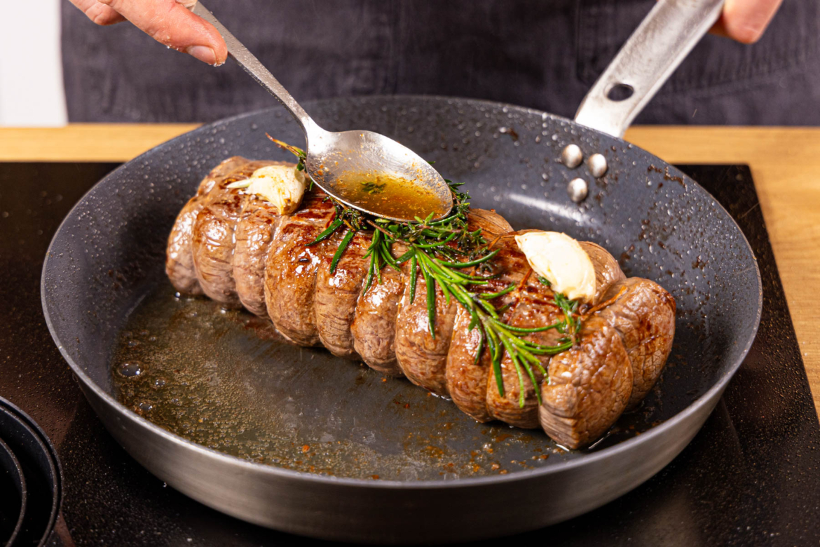 Zarte Rinderlende aus dem Ofen perfekt gegart