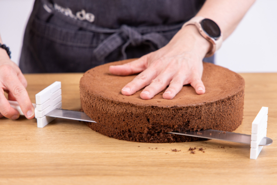 Kitkat®-Torte mit buntem Smarties®-Topping