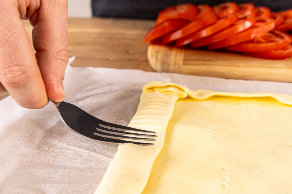 Gebackener Tomate-Mozzarella-Blätterteig