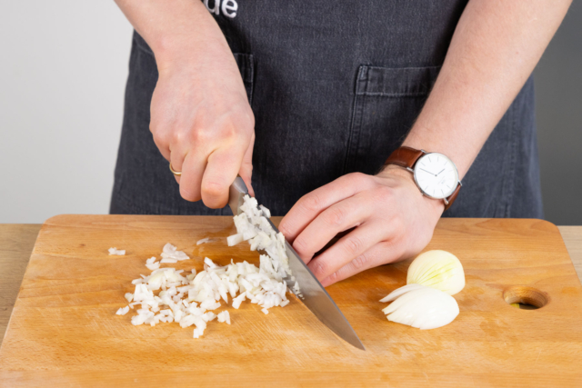 Gebratene Klöße mit Zwiebeln und Speck