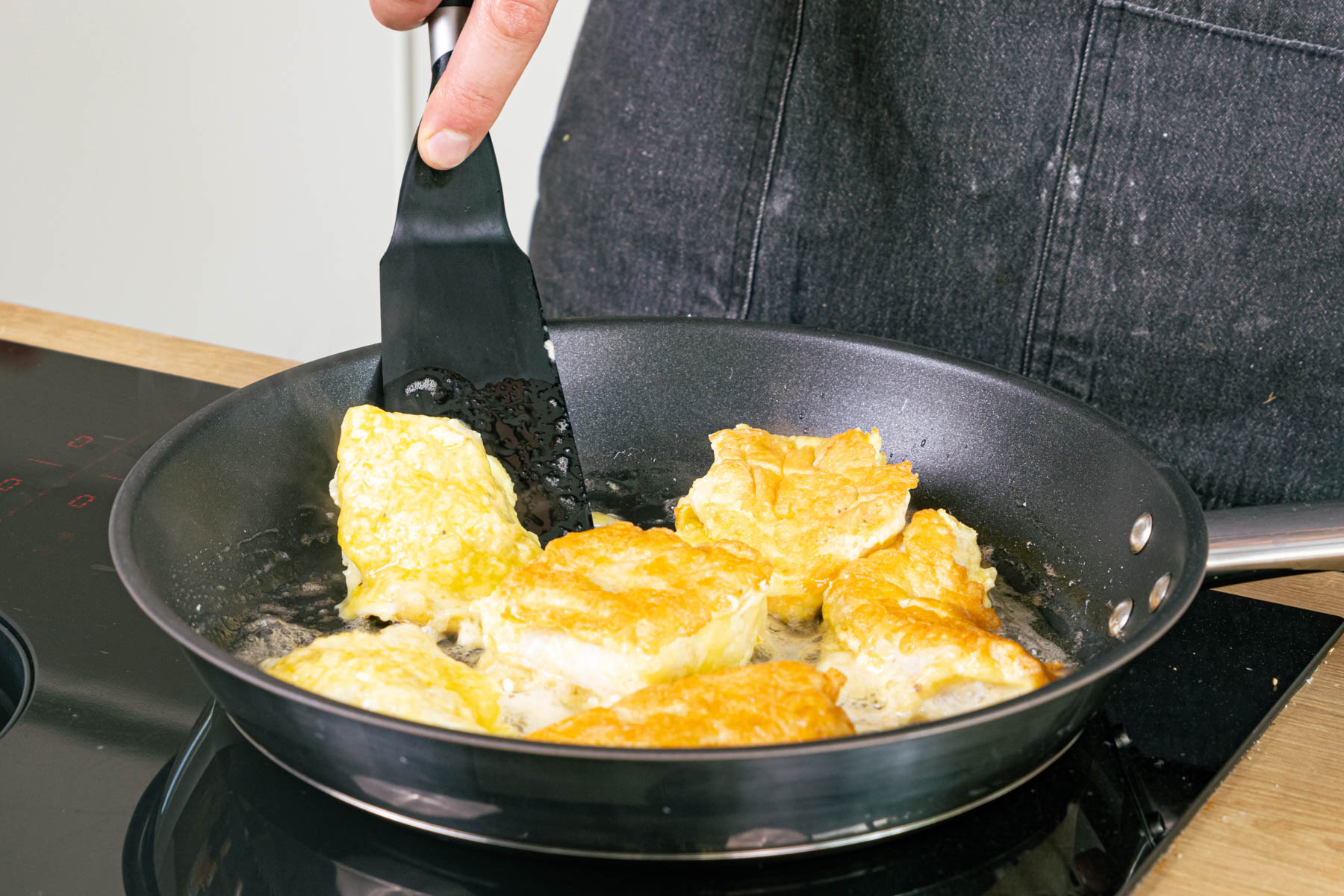 Steinbeißer im Parmesanmantel auf Pfannengemüse