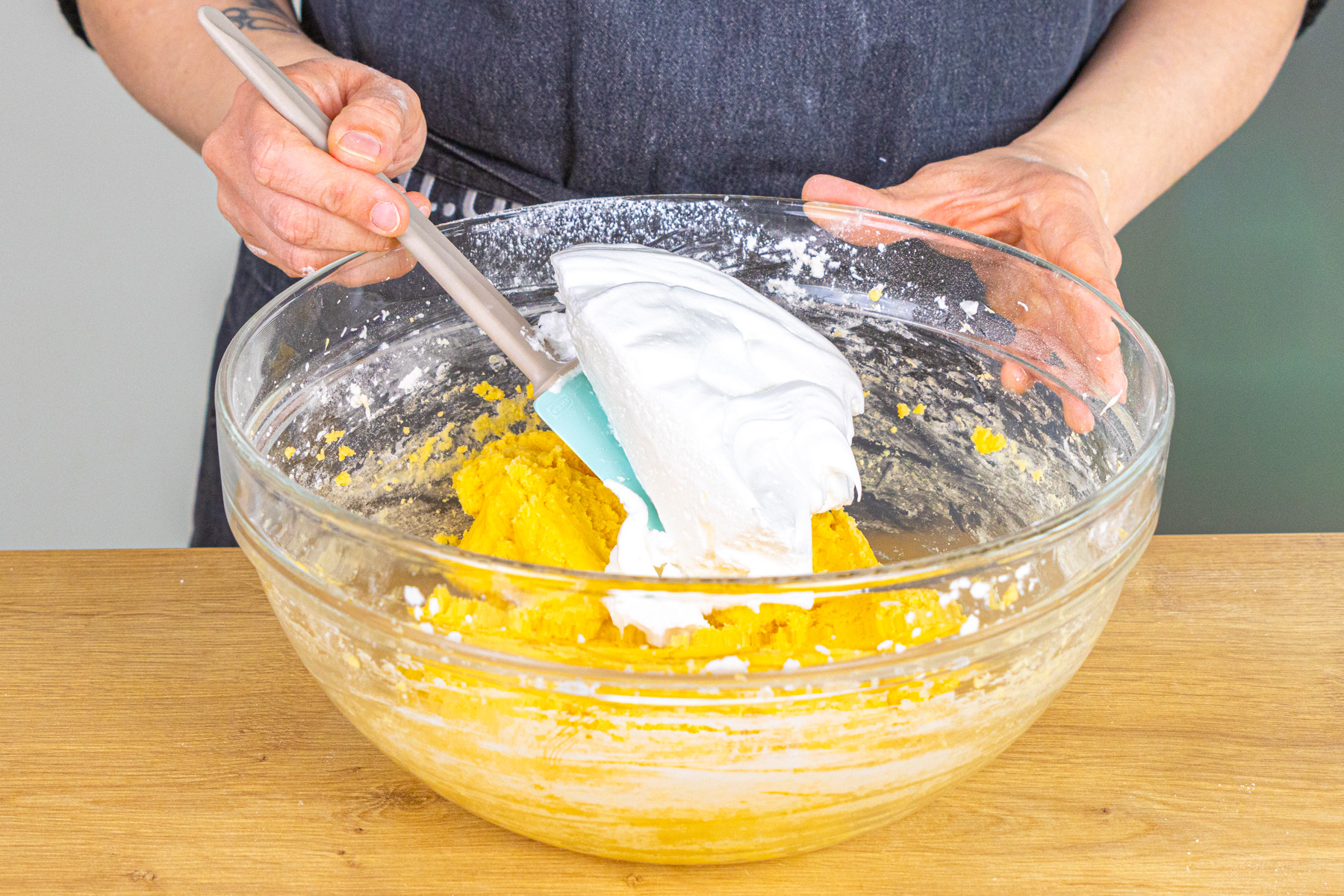 Marmorkuchen mit Kirschen