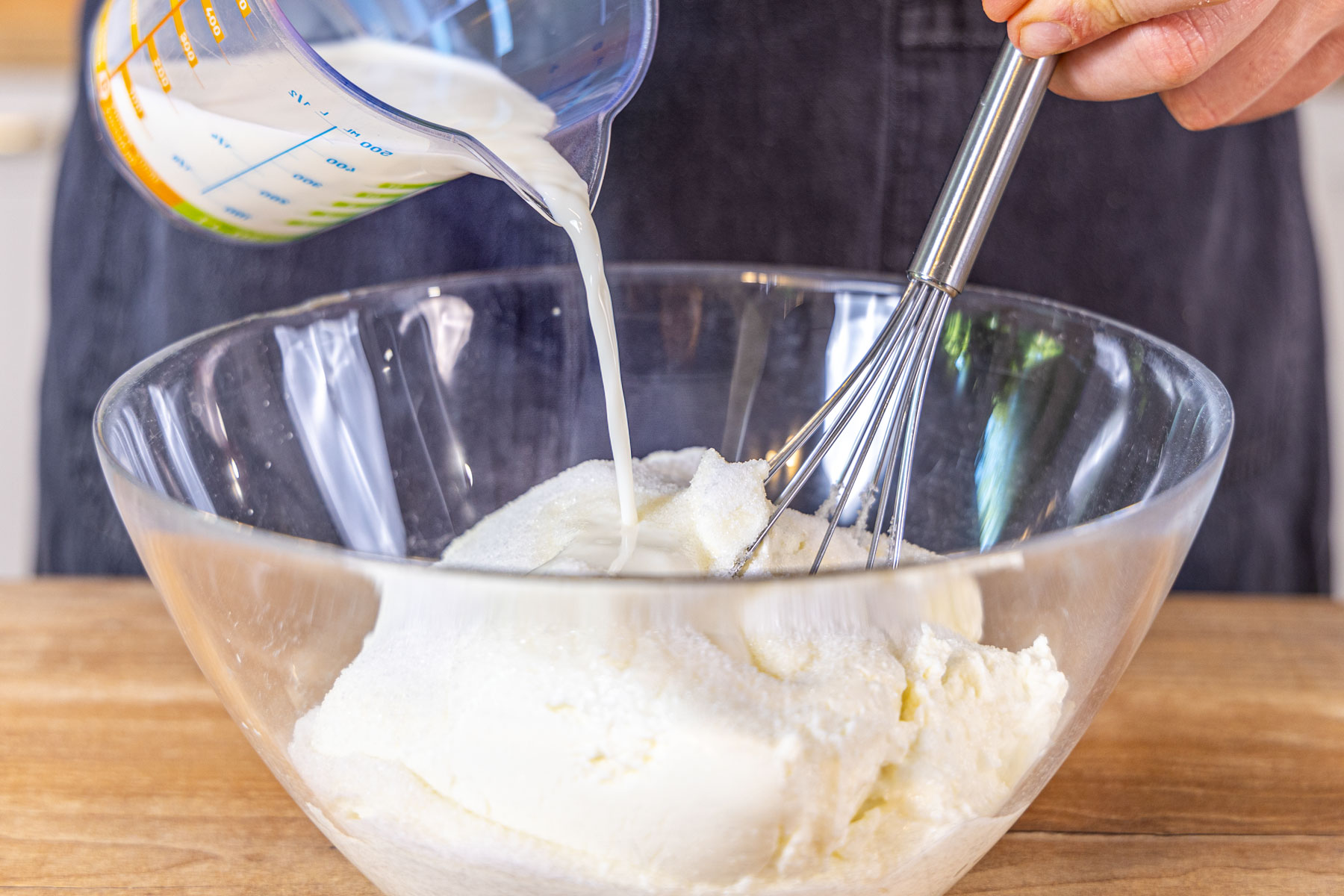 Himbeer-Sahne-Schichtdessert mit Baiser: fruchtig & sahnig