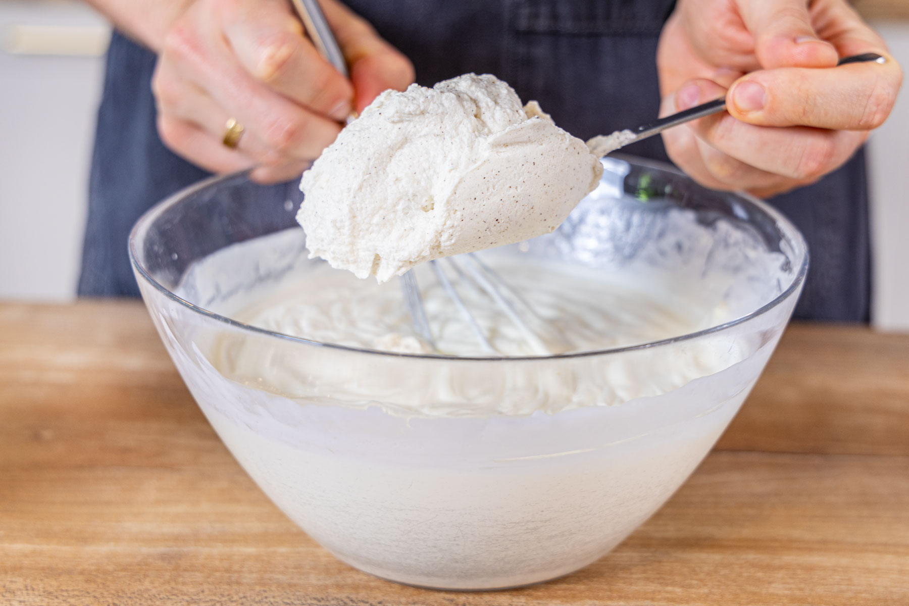 Himbeer-Sahne-Schichtdessert mit Baiser: fruchtig & sahnig