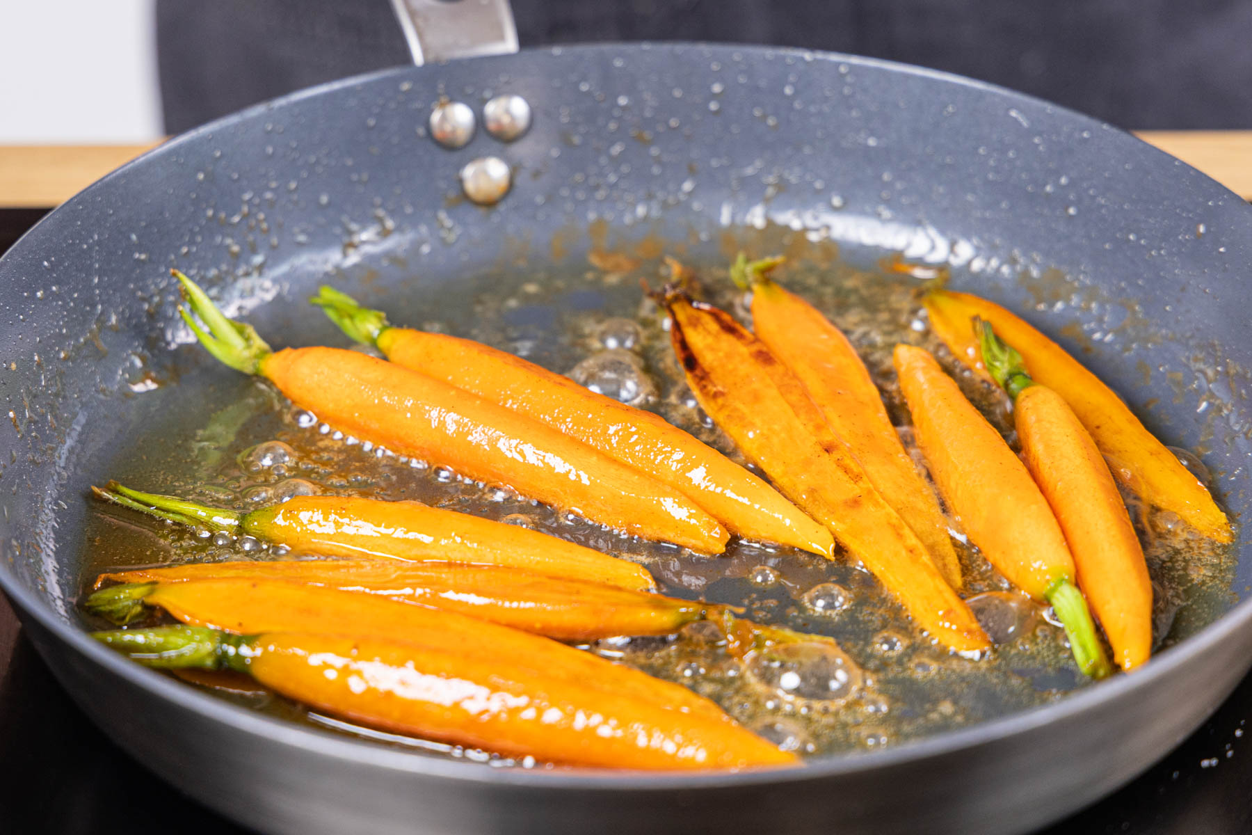 Karamellisierte Möhren aus der Pfanne