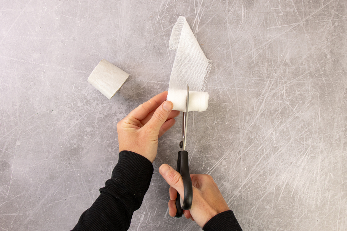 Serviettenring-Mumie basteln: DIY Halloween Tischdeko